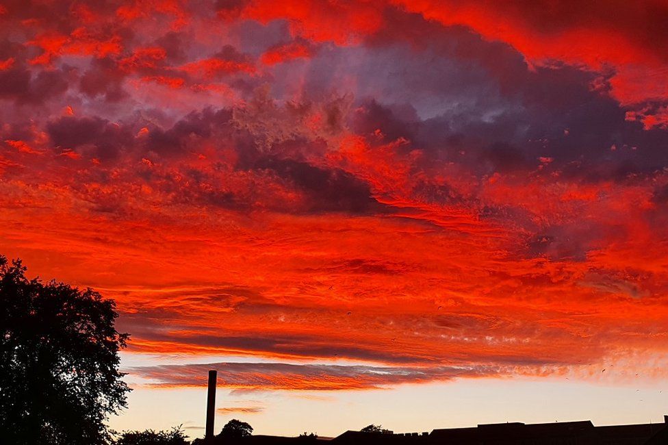 In pictures: Stunning sunset for Scotland - BBC News