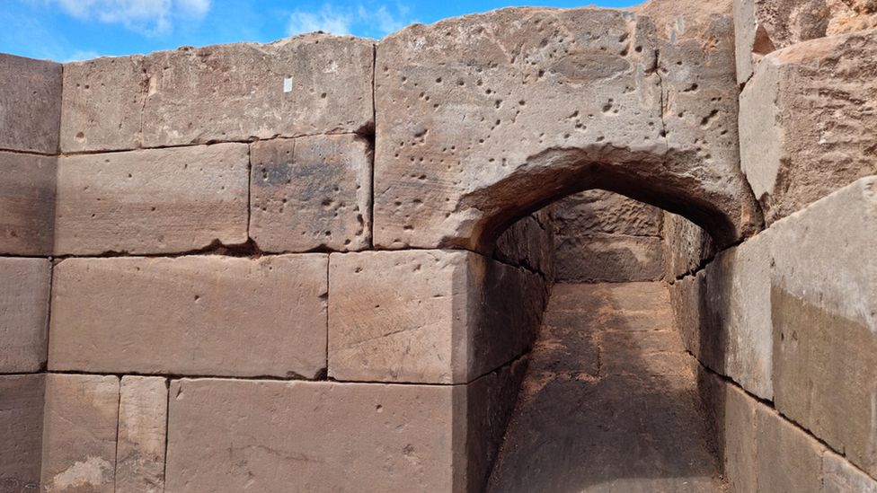 Evidence of early Civil War fight found by HS2 dig - BBC News