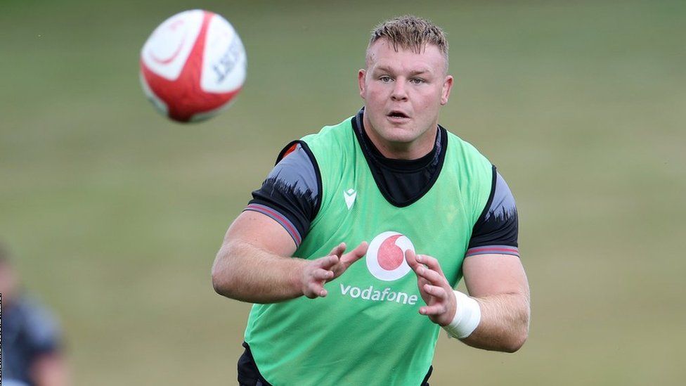 Cymru v Lloegr: Tîm cwbl newydd i'r gêm ddydd Sadwrn - BBC Cymru Fyw