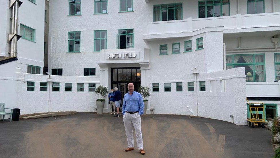 Devon millionaire turns pot washer in staff shortage - BBC News