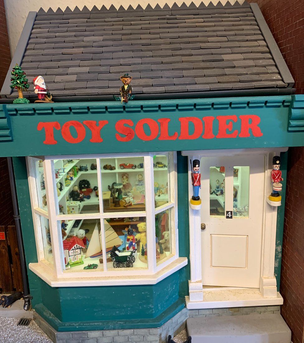 In pictures: Dolls house collection seeks new home - BBC News