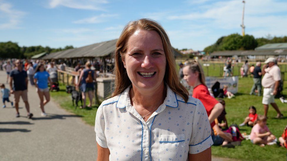 Virginia Crosbie: AS Môn i wynebu ymchwiliad Comisiynydd - BBC Cymru Fyw