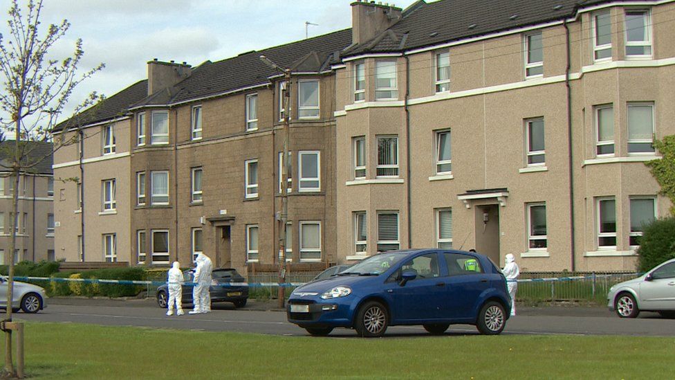 Glasgow streets sealed off as forensic teams examine car - BBC News