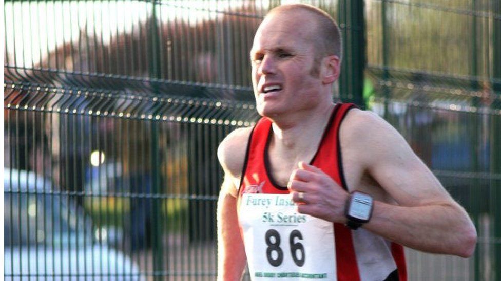 The half marathon balloon runners setting the pace - BBC News