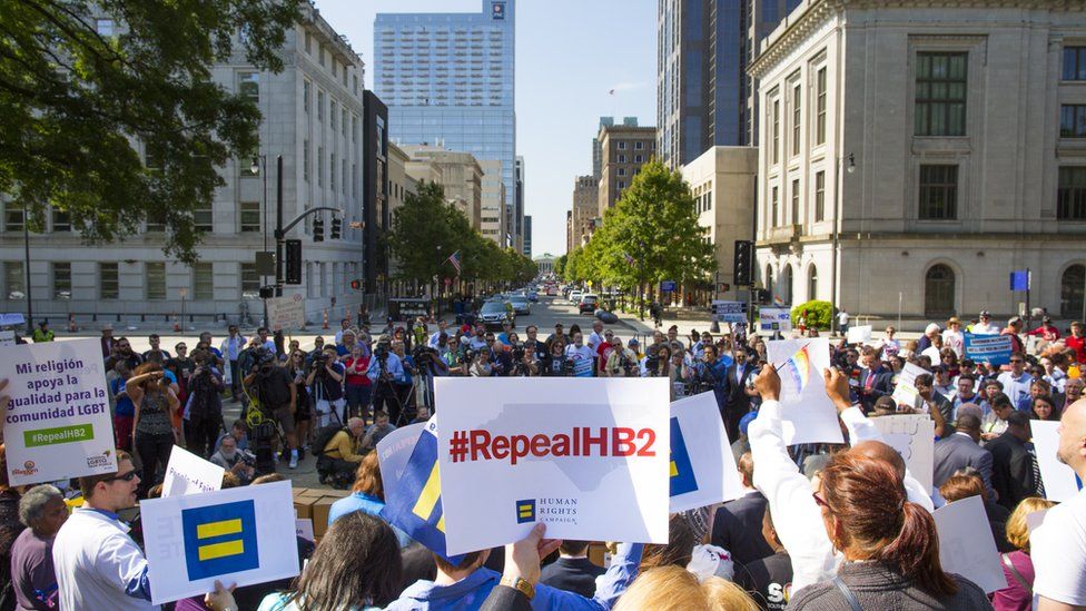 N Carolina law 'violates civil rights' says US - BBC News