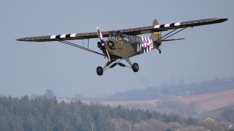 Devon dad writes novels to inspire young pilot daughter - BBC News