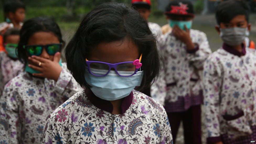 Mount Raung volcanic ash cloud halts Bali-bound flights - BBC News