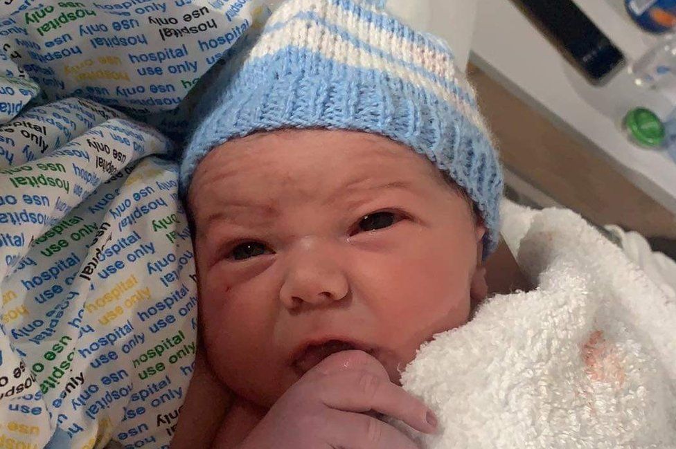 Couples celebrate arrival of Scotland's first 2021 babies - BBC News