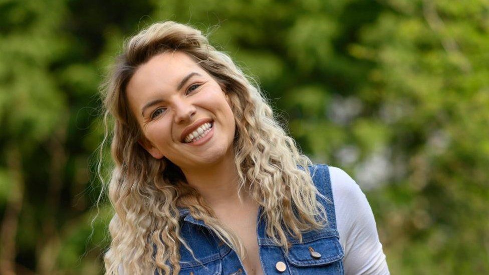 Cancer: Women to trial 'do-it-at-home' kits for NHS - BBC News