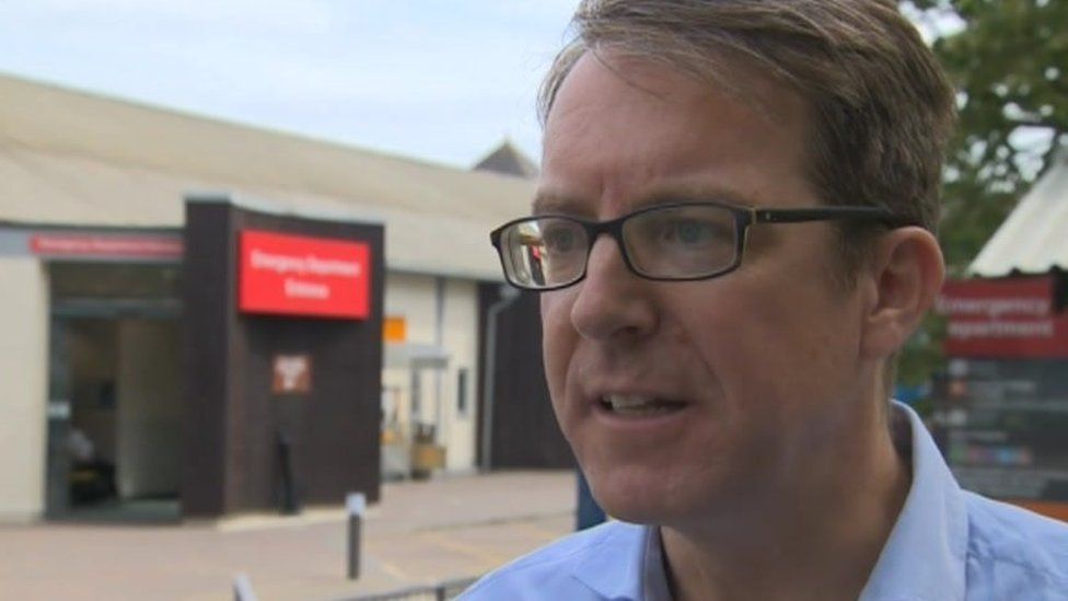 Medway hospital: Thousands treated in A&E corridors - BBC News