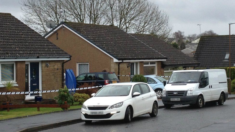 Police probe after body found in drive in Dunblane - BBC News