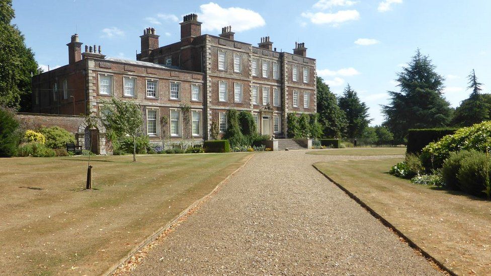 Volunteers on the right track at Lincolnshire stately home - BBC News