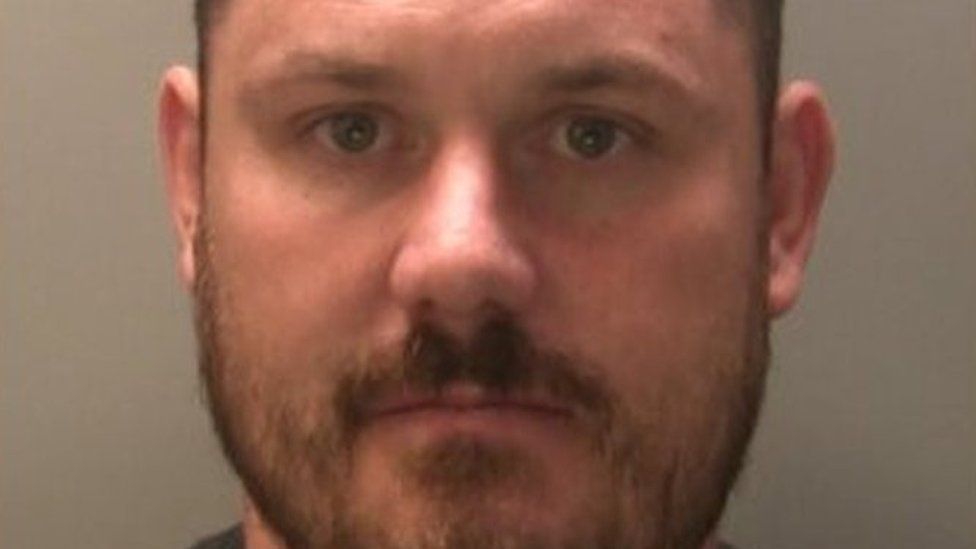 Carcharu dyn am frathu clust dyn arall mewn ffrwgwd - BBC Cymru Fyw