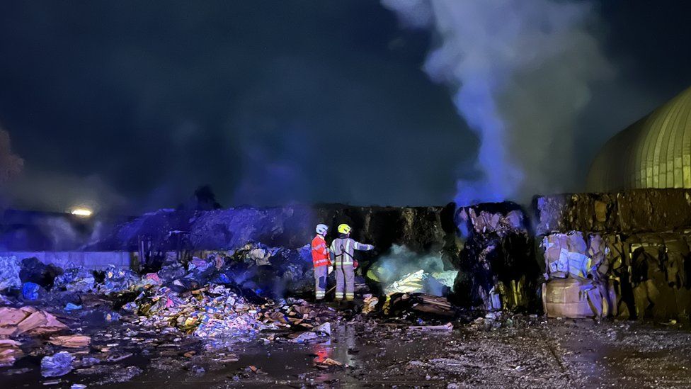 Newark: Investigation into large industrial waste fire - BBC News