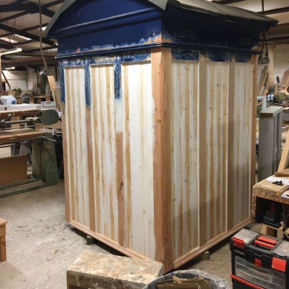 Almondbury police box 'Tardis' appears again after restoration - BBC News