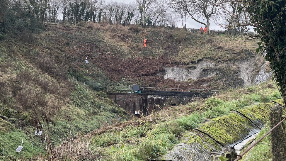 Landslip at Crewkerne railway tunnel closes track - BBC News