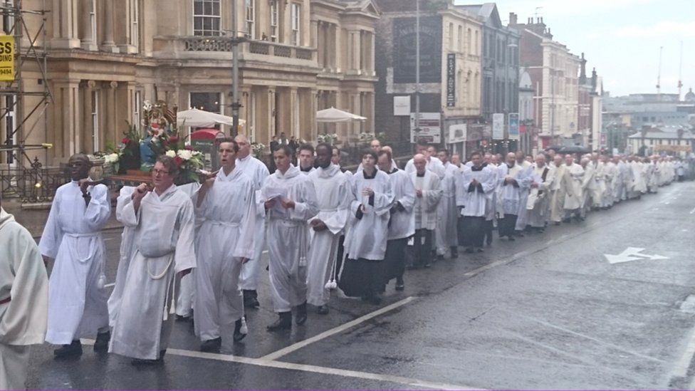 Liverpool Catholic procession draws 10,000 people - BBC News