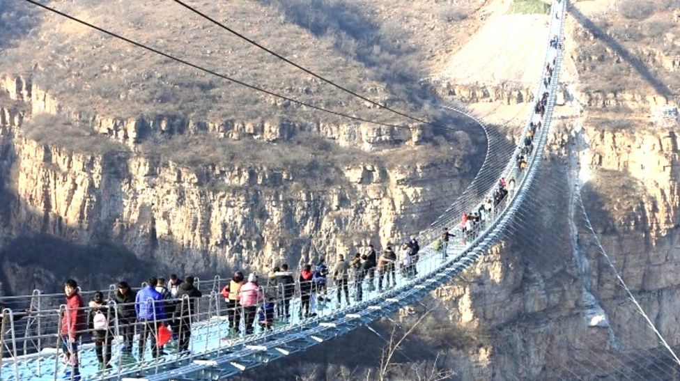 'Scary' glass bridges shut in Chinese province - BBC News