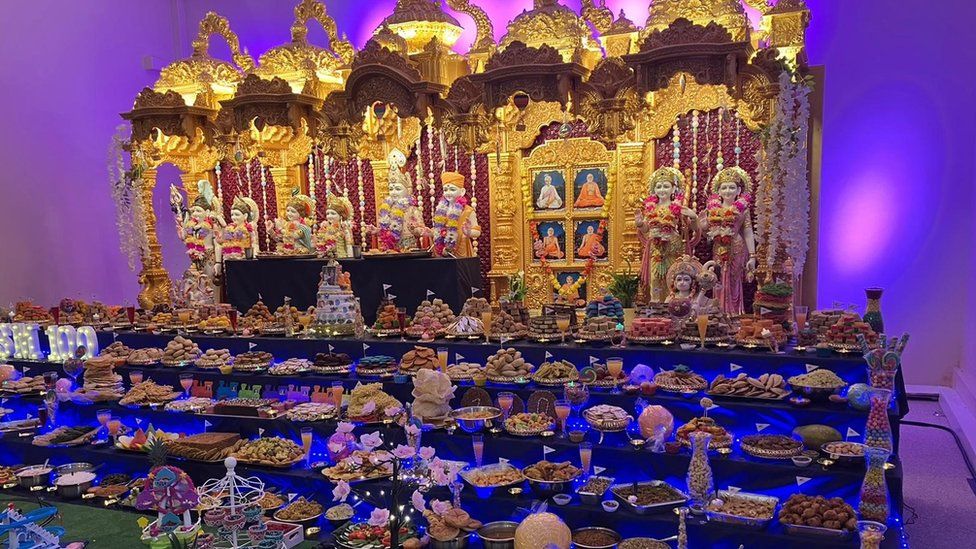 Families gather to celebrate Hindu New Year - BBC News