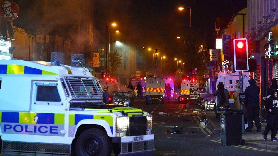 Sandy Row riot: Leaders appeal for calm after Belfast riot - BBC News