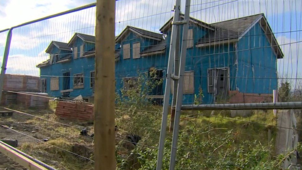 Dunfield Terrace housing developers ordered to demolish site - BBC News