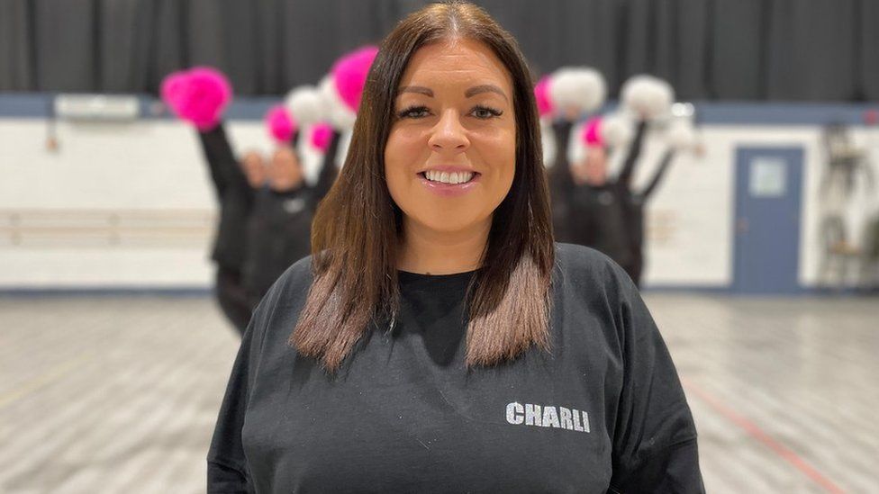 Derby cheerleaders to compete in world championship - BBC News