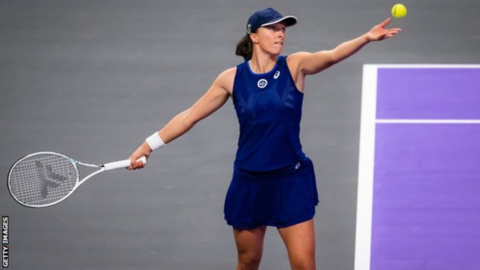 WTA Finals: Iga Swiatek into semis with straight-set win over Caroline Garcia - BBC Sport