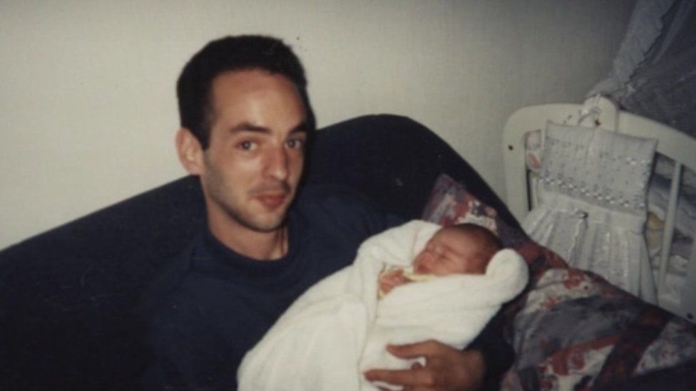 'Failure' assessing cellmate risk to murdered Darren Thomas - BBC News