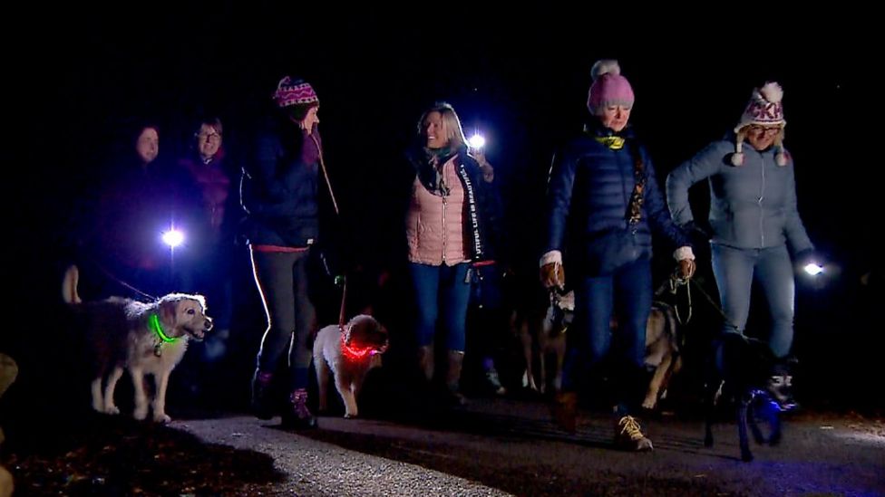 Evesham ramblers group campaigns for walking award - BBC News