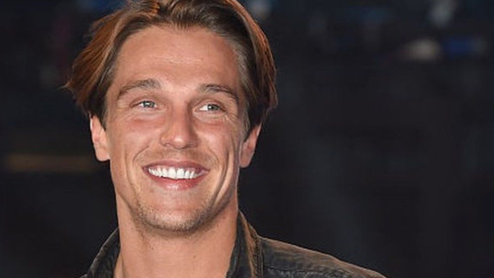 Lewis Bloor: Towie star acquitted as £3m fraud trial collapses - BBC News