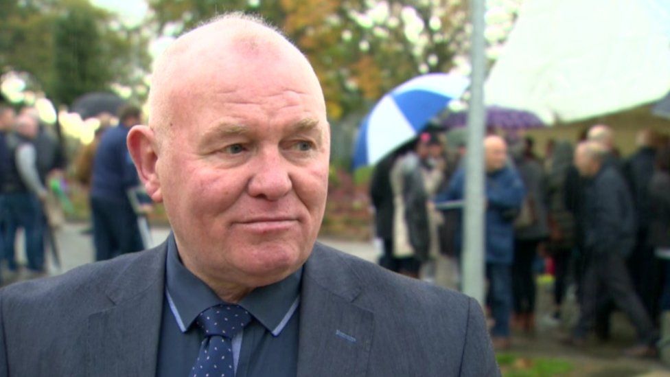 Statue honours Shankill boxing heroes - BBC News