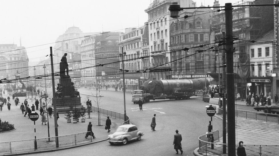 Lancaster Bomber crews reunite at WW2 plane factory - BBC News