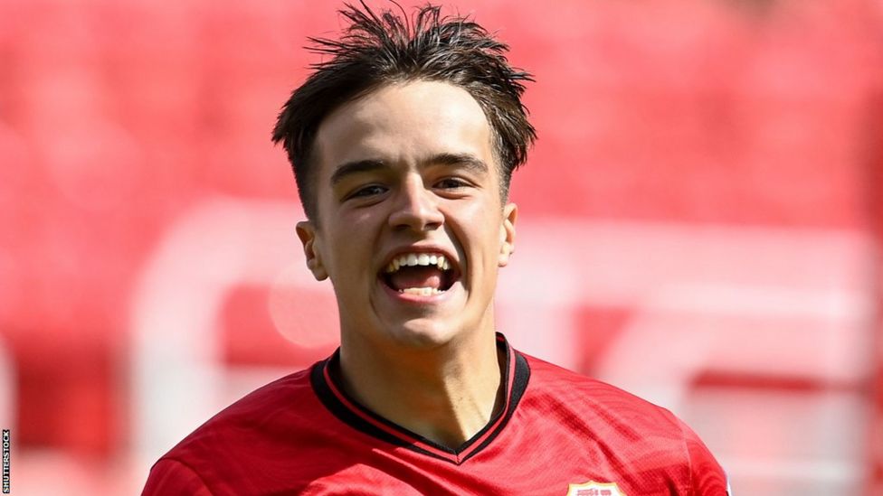 Jacob Wakeling: Peterborough United sign Swindon Town striker - BBC Sport