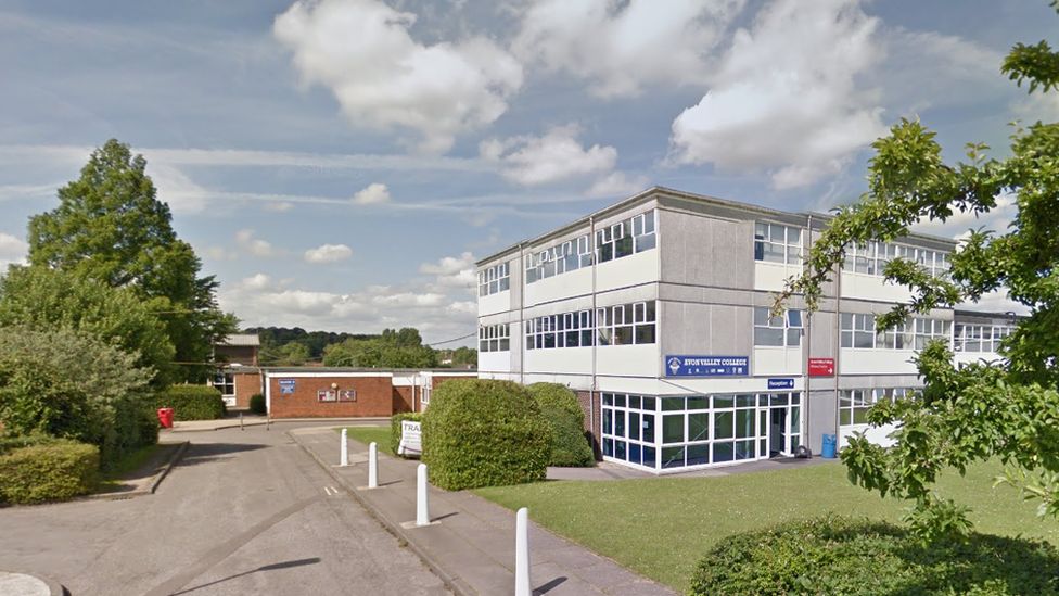 Avon Valley College's sixth form to close after finance worries - BBC News