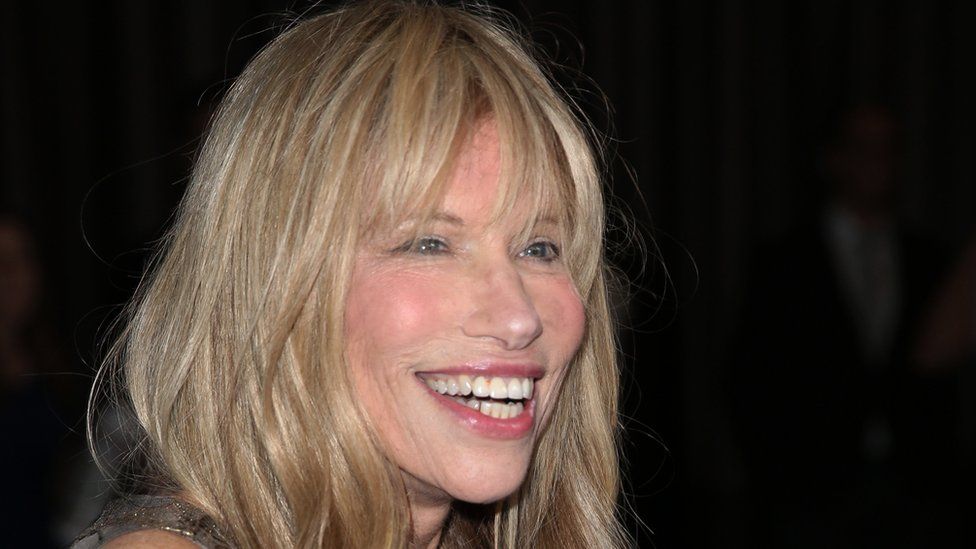 Carly Simon plays You're So Vain's lost verse - BBC News
