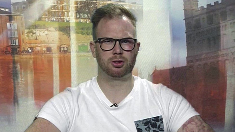 Strangers 'said sorry' before acid attack - BBC News