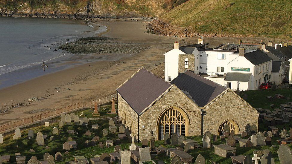 'A dau fab, dau enaid fydd, Am ennyd yn Uwchmynydd' - BBC Cymru Fyw