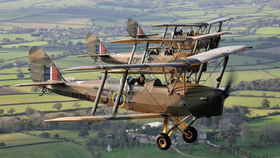 Tiger Moth planes to drop poppies on Bovington Tank Museum - BBC News