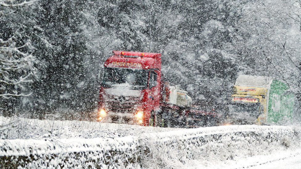 Snow hits higher parts of the north of England - BBC News