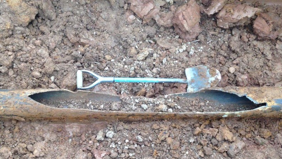 Damaged Bridgwater pipe leaves 1,300 homes without gas - BBC News