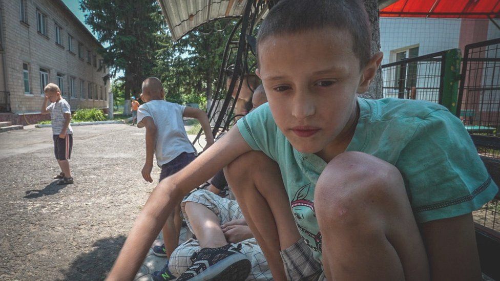 'Peidiwch â stopio cyfrannu i helpu pobl Wcráin' - BBC Cymru Fyw