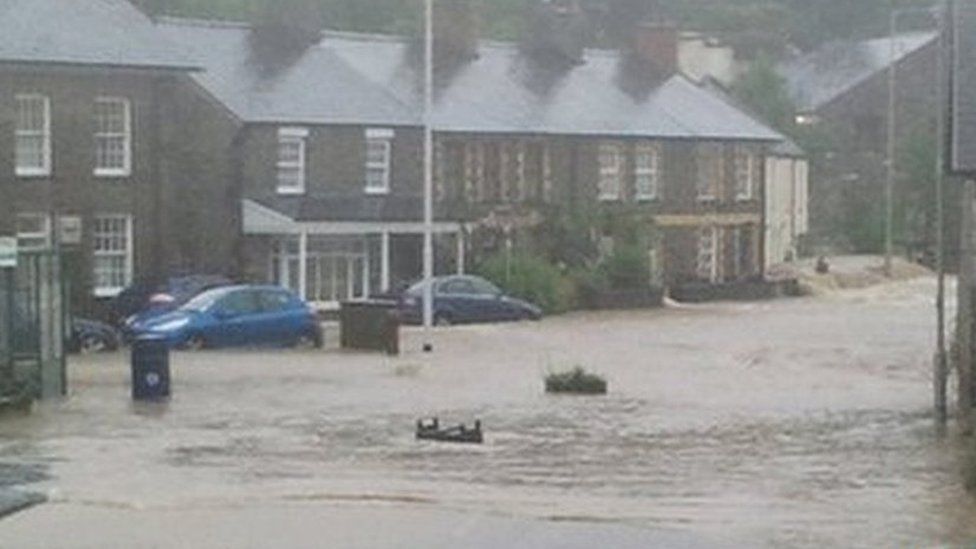 Ewenny rescue as heavy rain leads to south Wales flooding - BBC News