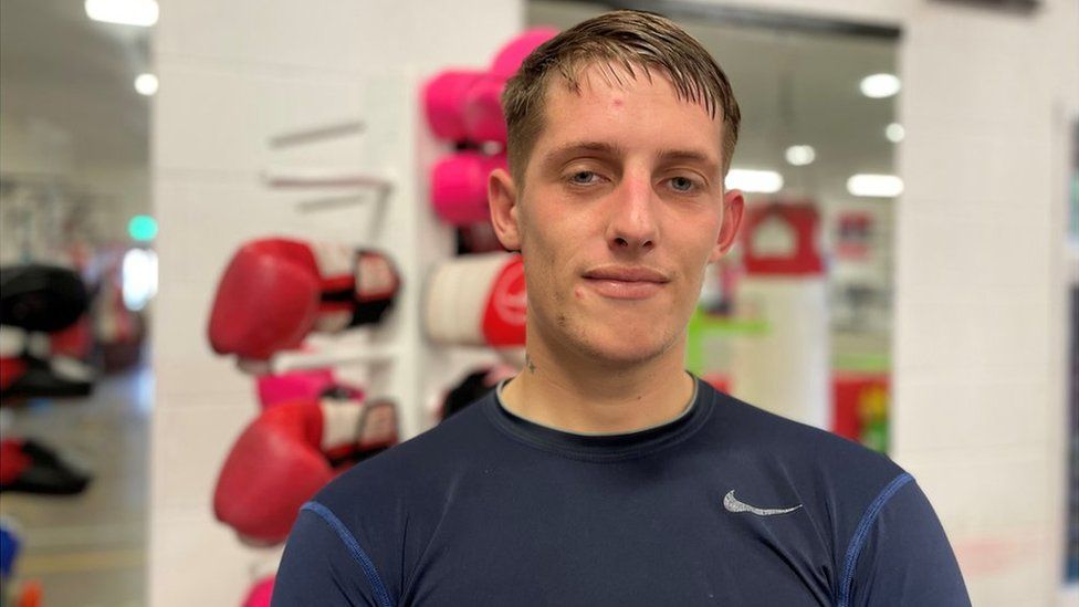 Galw ar sêr a chlybiau chwaraeon i gefnogi'r ymgyrch frechu - BBC Cymru Fyw