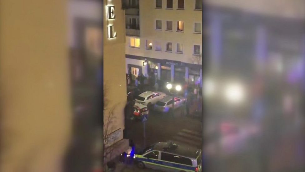Germany shooting: Vigils held for victims of racist attack - BBC News