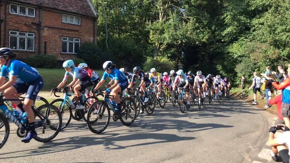 Women's Tour: Hundreds line Suffolk streets for final leg - BBC News