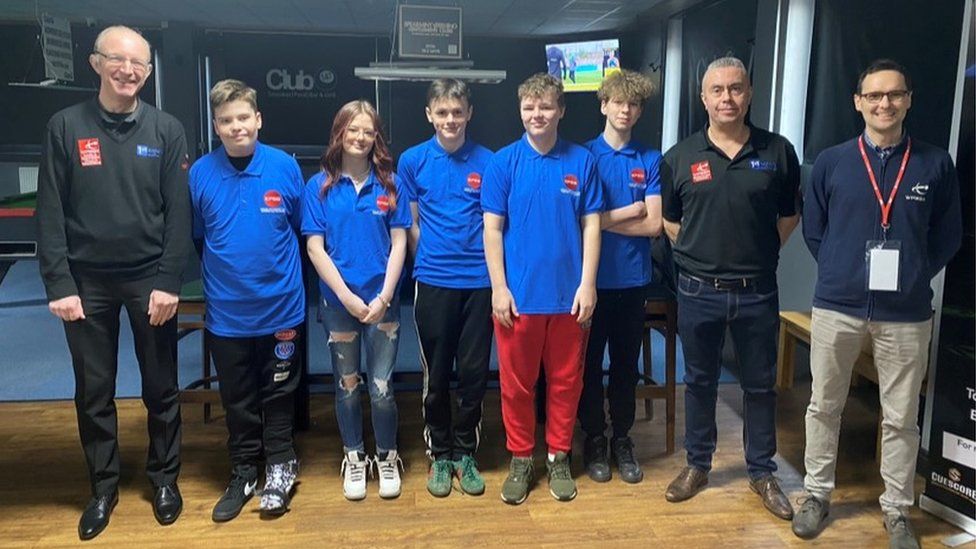 Walsall snooker club bids to inject some youth into the sport - BBC News
