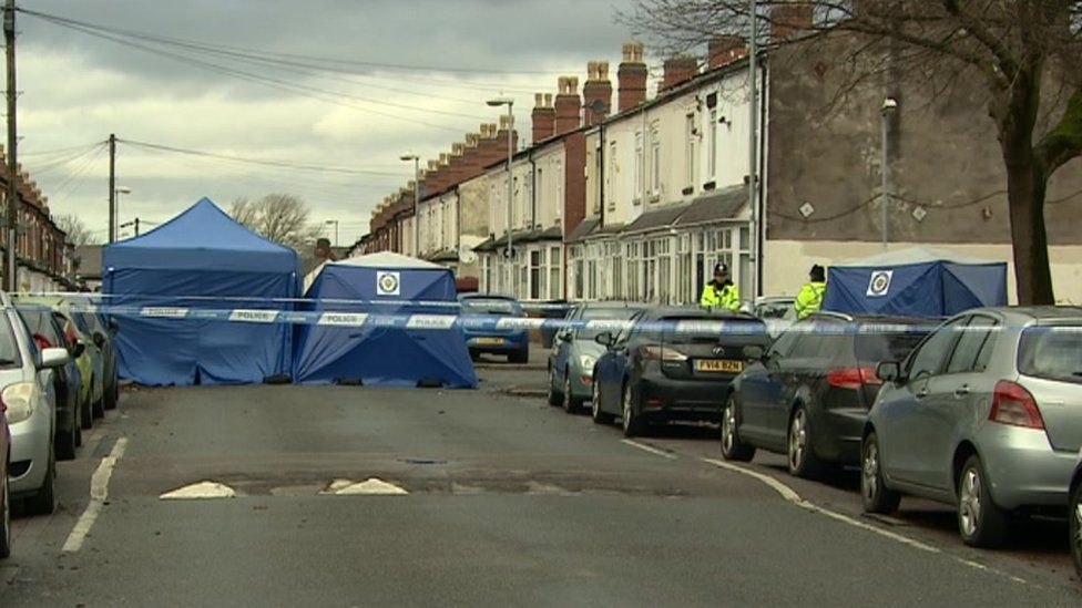 Birmingham murder probe: Man found with fatal injuries in car - BBC News
