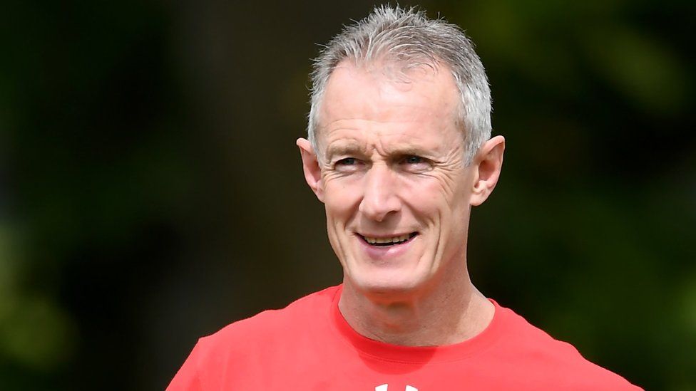Rob Howley yn dychwelyd i dîm hyfforddi Warren Gatland - BBC Cymru Fyw