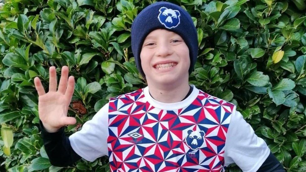 Bristol Bears fan running 1km for every point they concede - BBC News