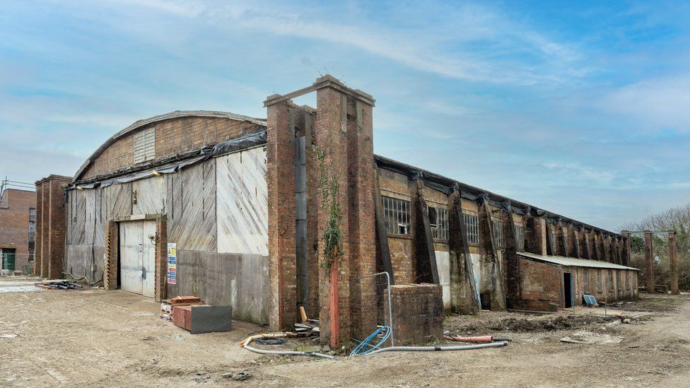 Bristol airfield hangar refurbishment gets green light - BBC News